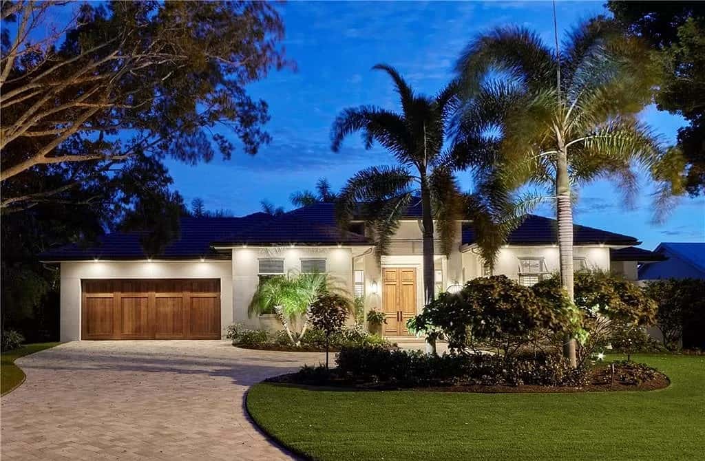 Contemporary Floor Plan - 4 Bedrms, 4.5 Baths - 4467 Sq Ft - #219-1010